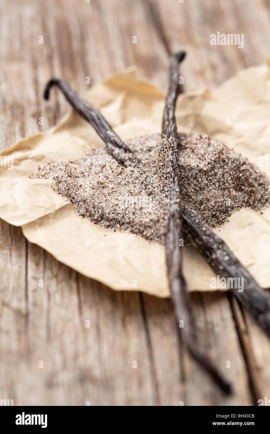 Vanilla beans and vanilla-flavoured sugar on a piece of paper Stock ...