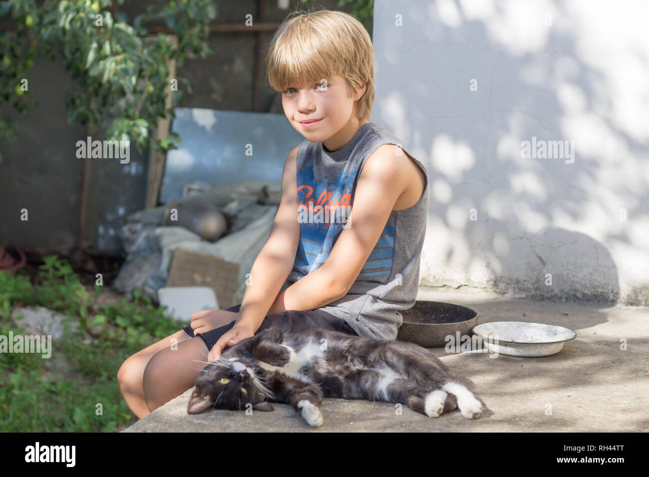 Boy pet cat hi-res stock photography and images - Alamy