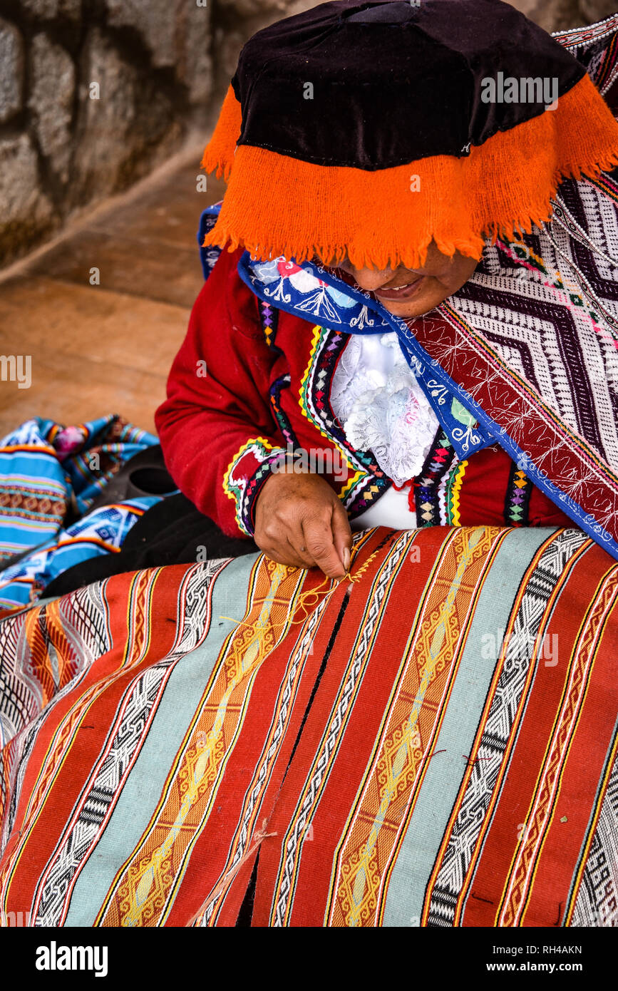 Traditional weaving techniques hi-res stock photography and images - Alamy