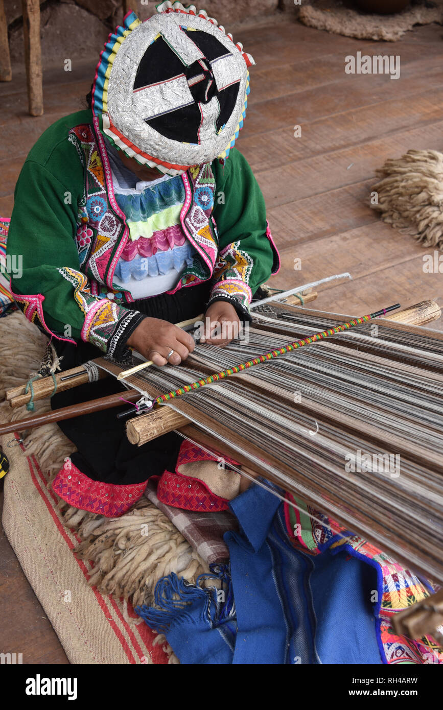 Traditional weaving techniques hi-res stock photography and images - Alamy