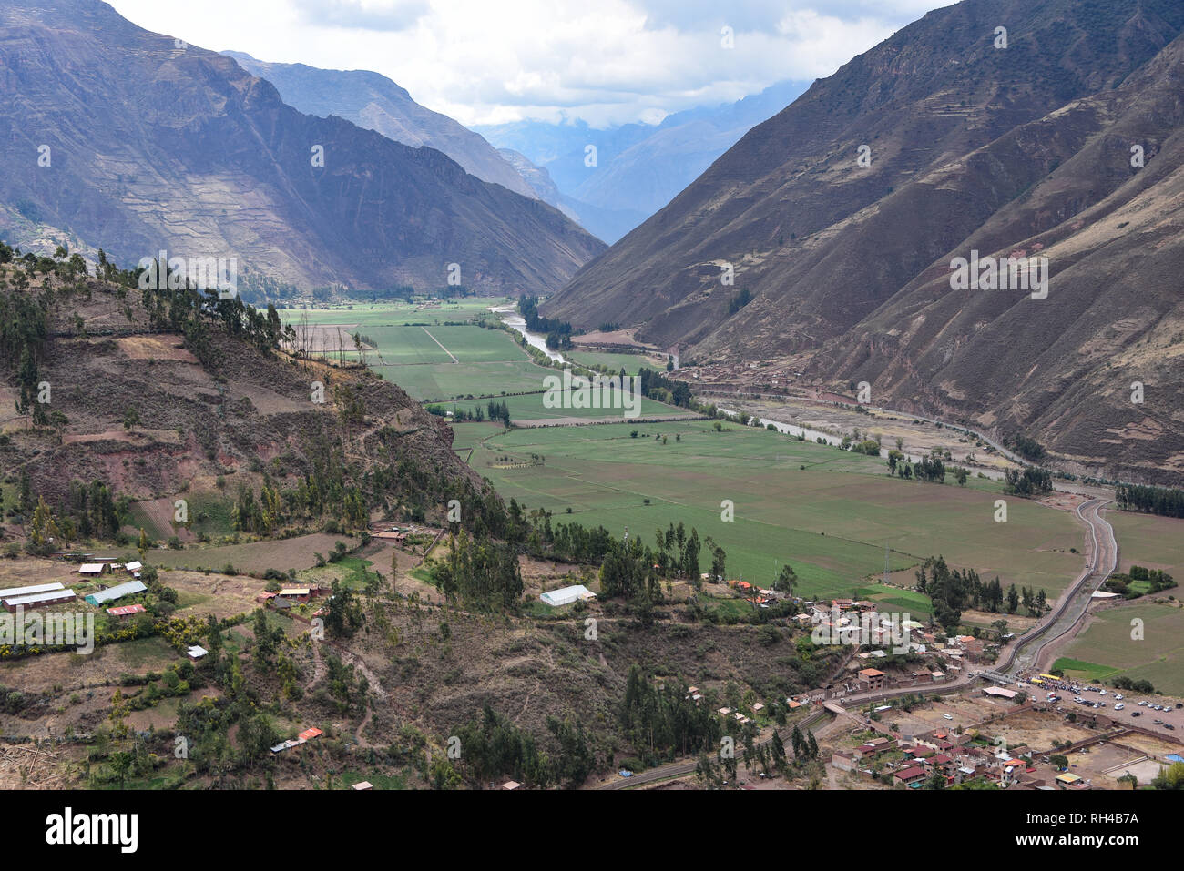 Panoramic views of the Sacred Valley from Mirador de Taray. Pisac ...