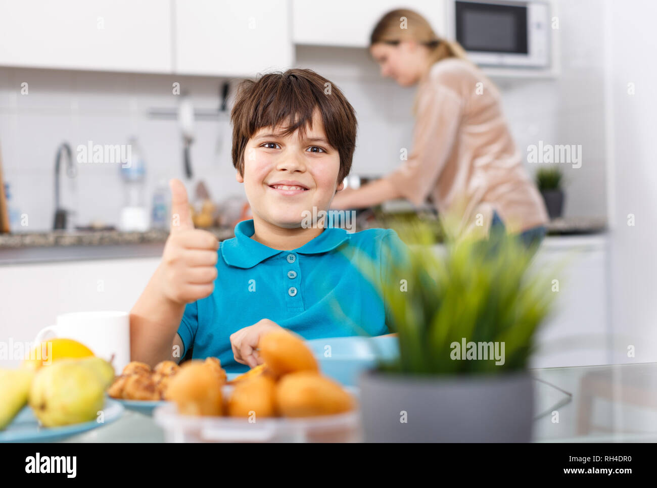 Tweenage hi-res stock photography and images - Alamy