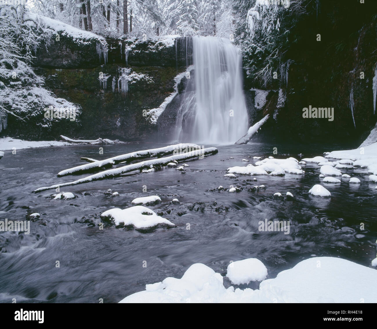 USA, Oregon, Silver Falls State Park, Winter snow and Upper North Falls ...