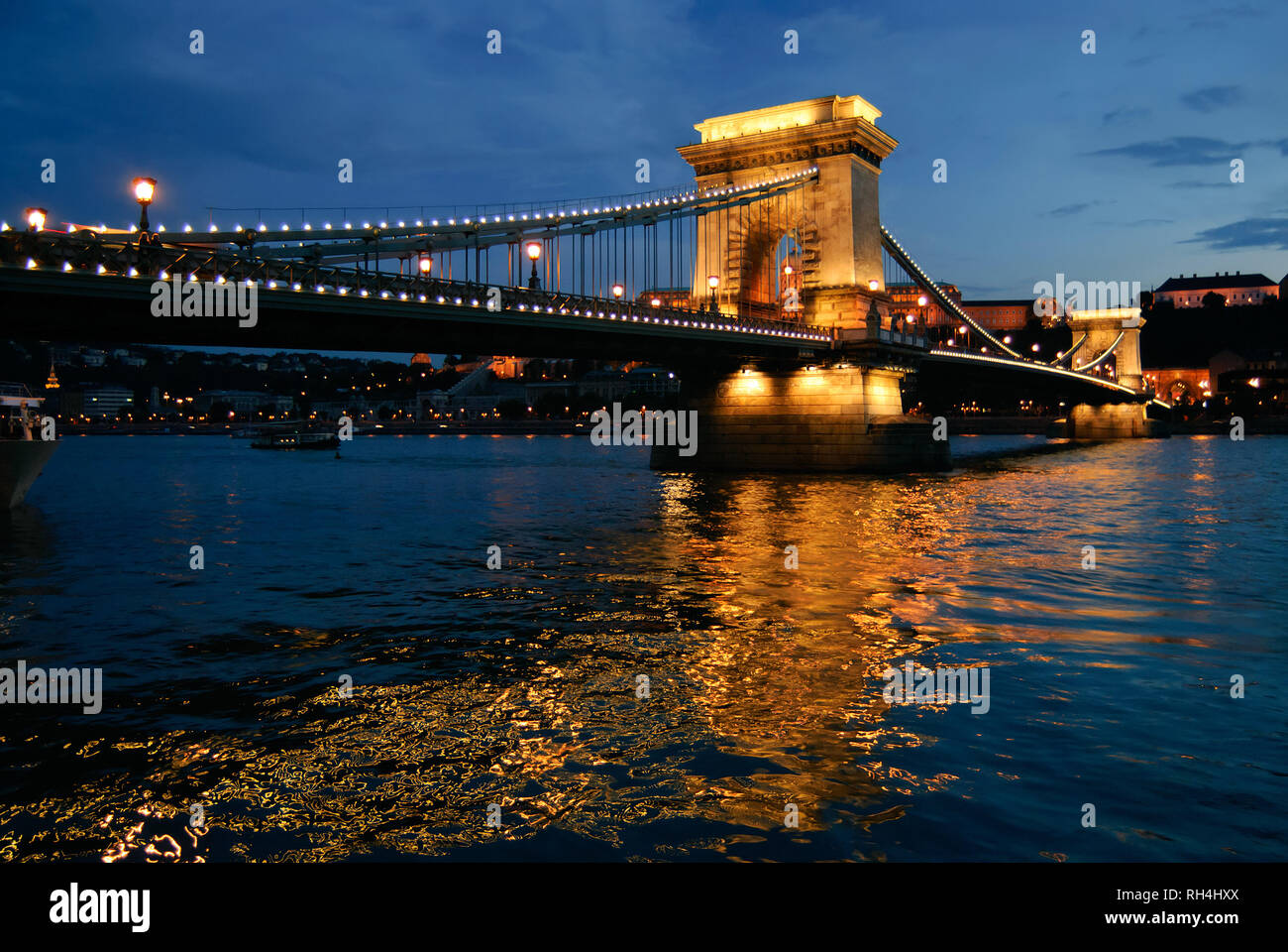 Chain bridge in Budapest at night Stock Photo - Alamy