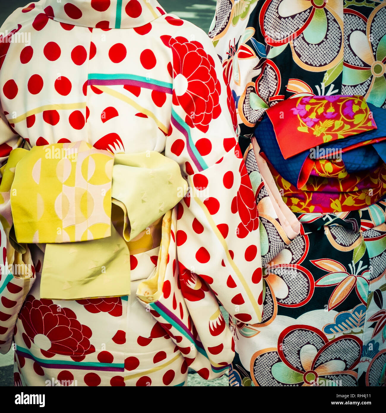 Two japanese women kimonos hi-res stock photography and images - Alamy