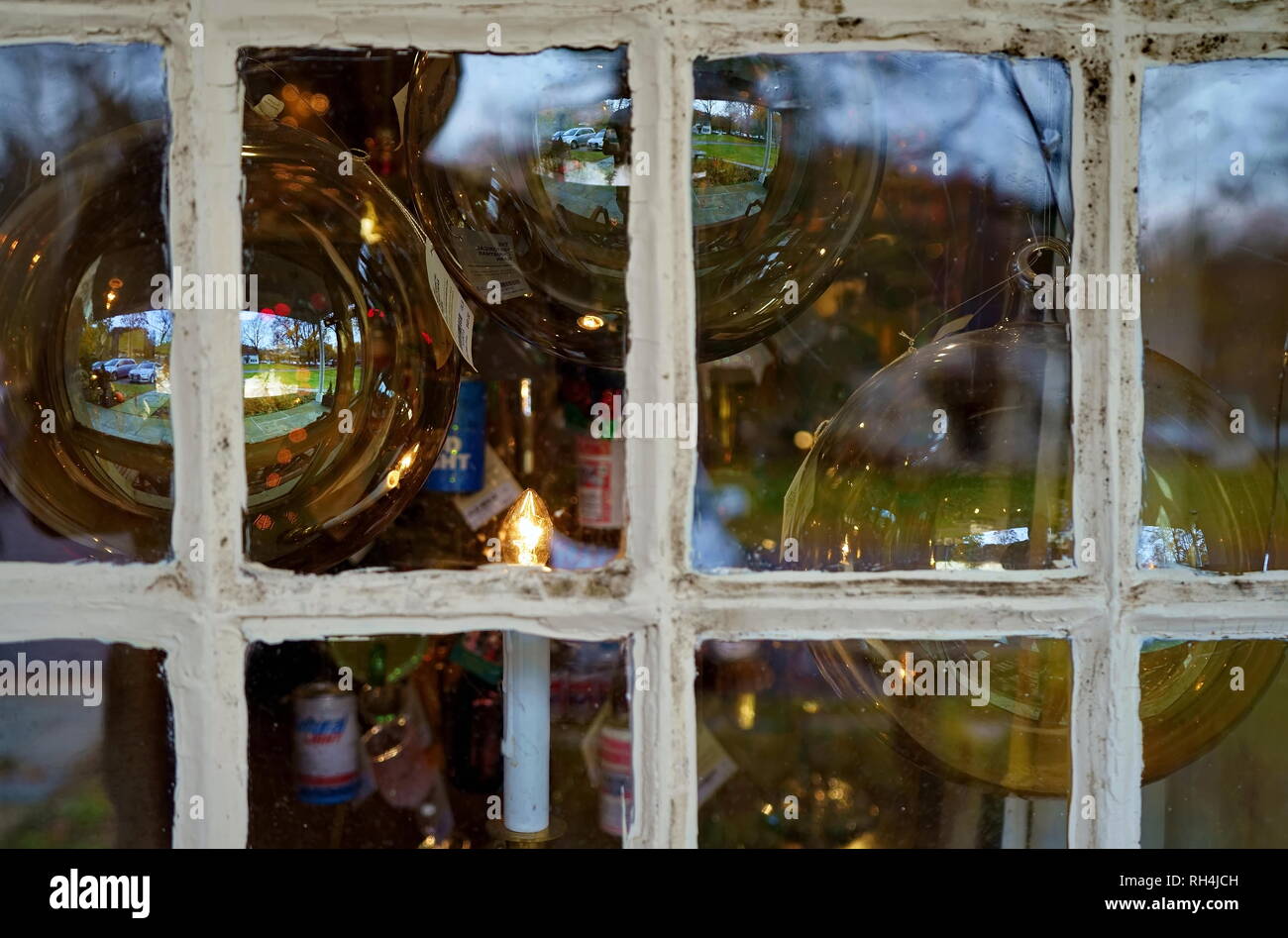 Peeking through window hi-res stock photography and images - Alamy