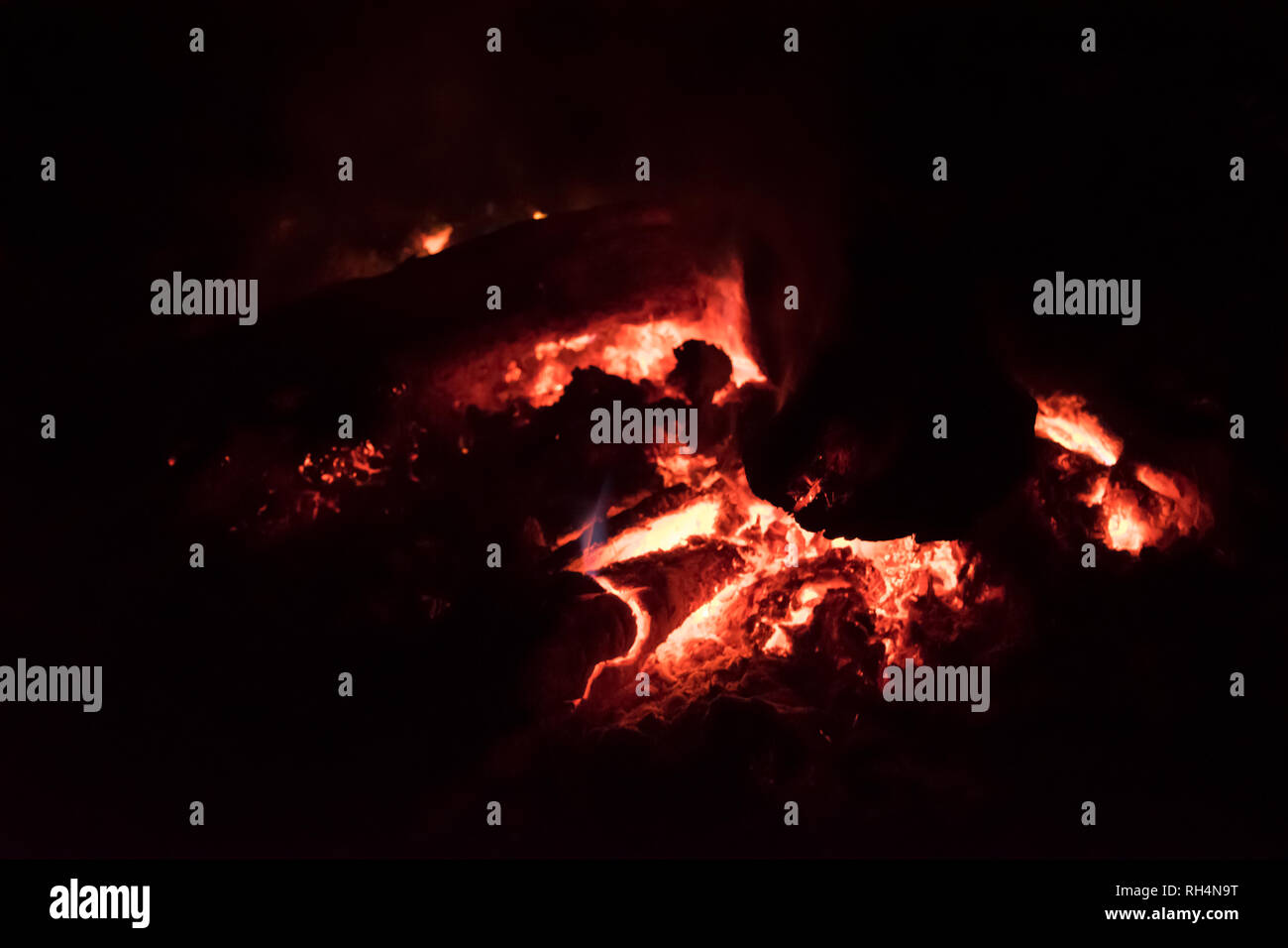 Camp fire at night moon hi-res stock photography and images - Alamy