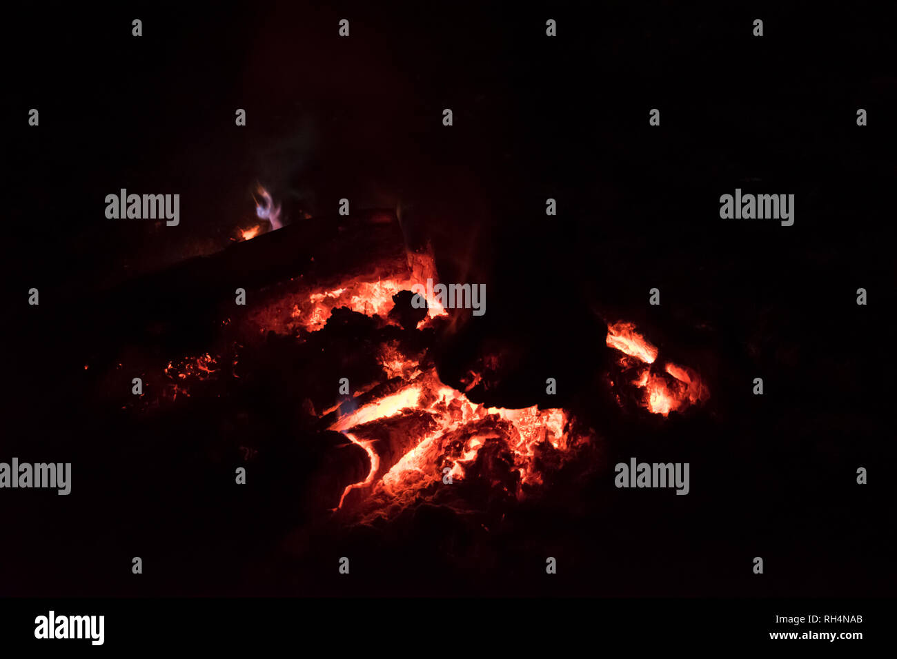 Bonfire in dark close hi-res stock photography and images - Alamy