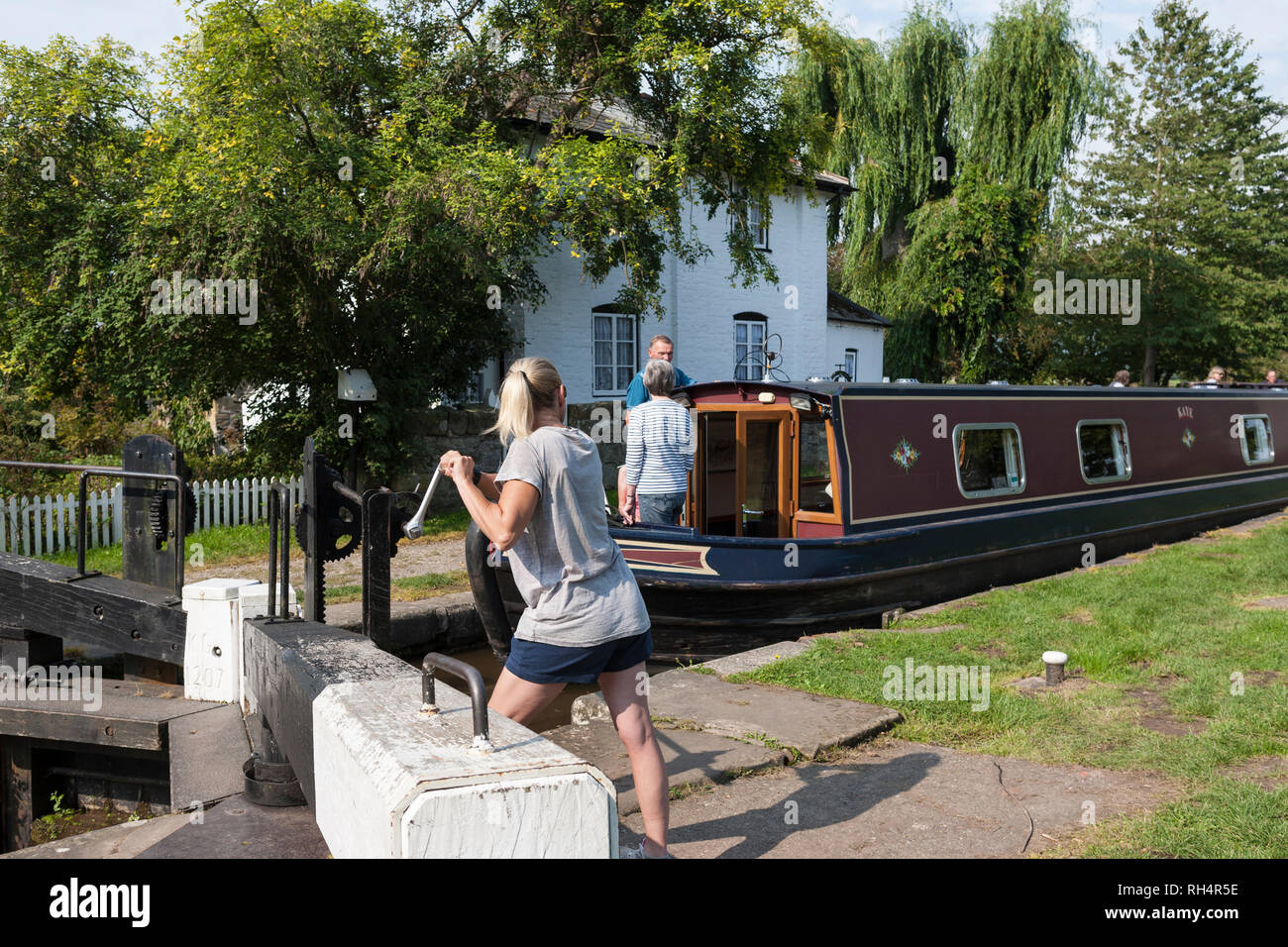 Top lock cottage hi-res stock photography and images - Alamy
