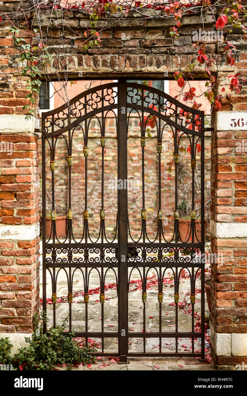 Plats wall garden hi-res stock photography and images - Alamy