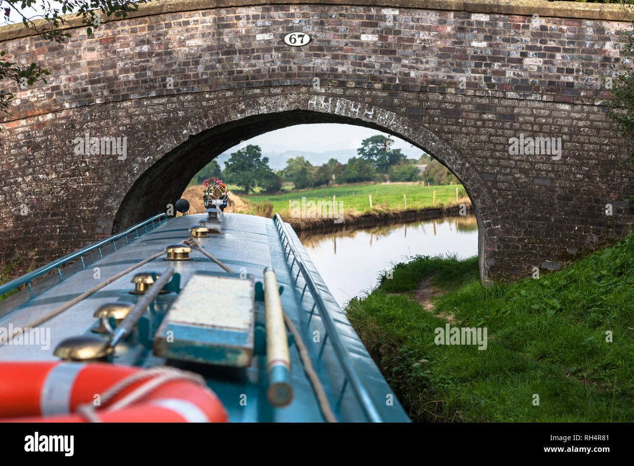 Threading the needle: narrowboat "Misty Dawn" negotiates Broom Bridge ...