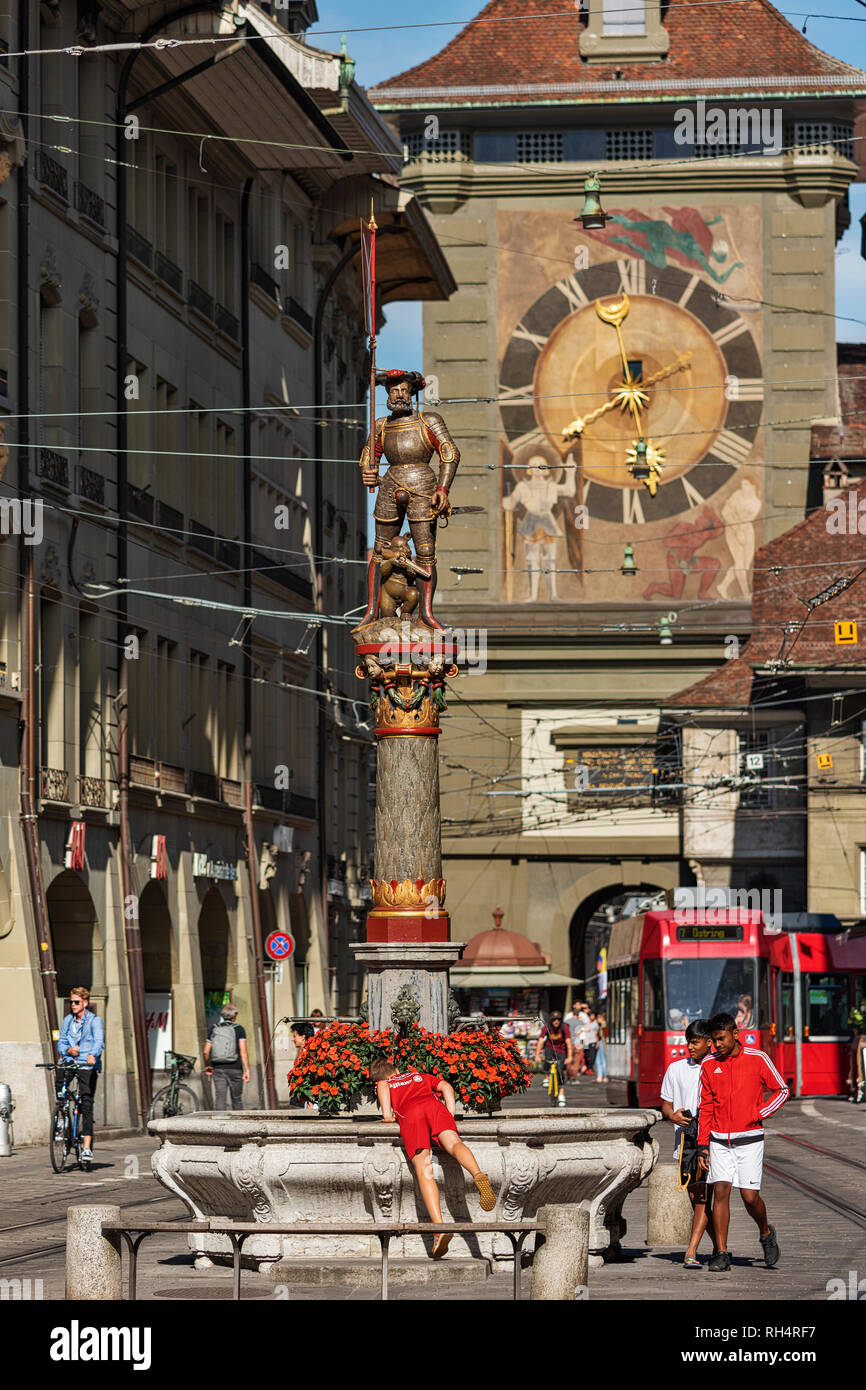 The Schützenbrunnen or Musketeer statue in front of the Zytglogge tower ...