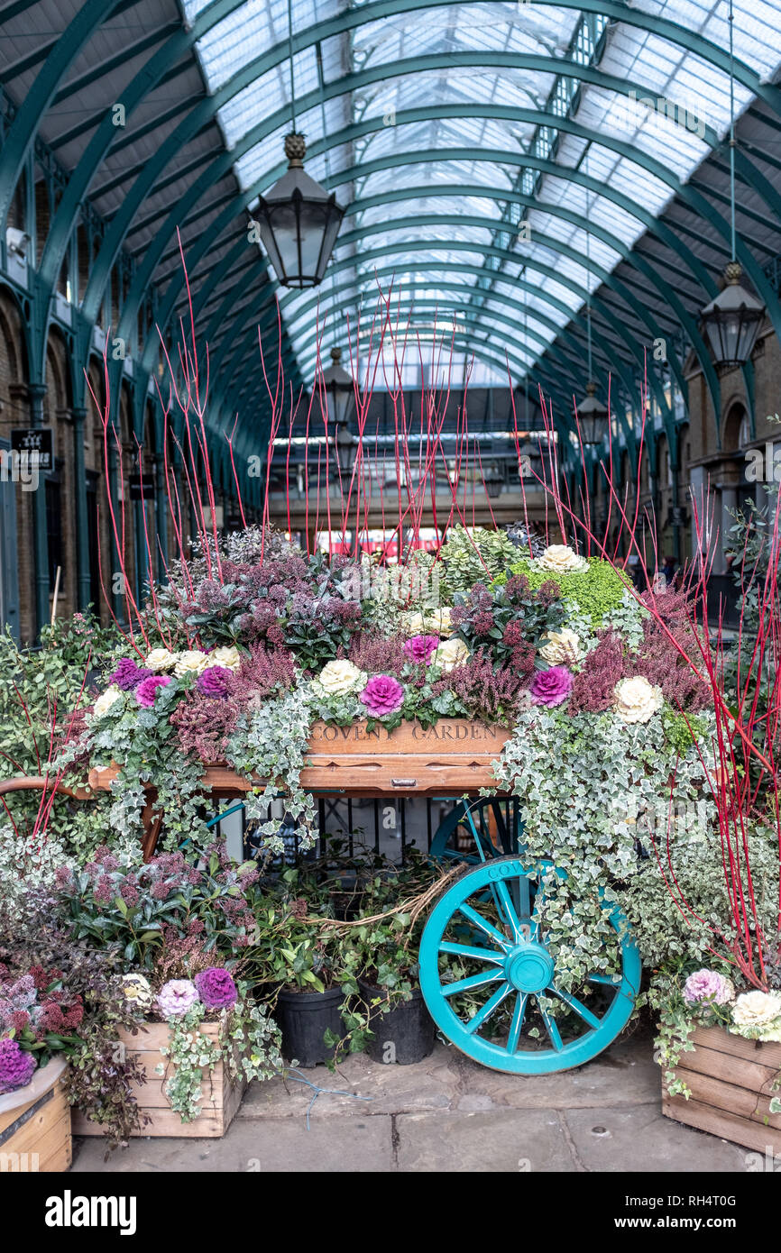 Traditional flower barrow at the Apple Market, Covent Garden, London ...