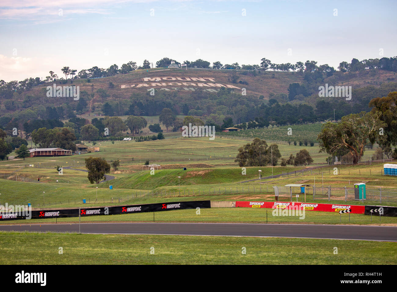 Mount Panorama Motor racing circuit in Bathurst, central tablelands ...