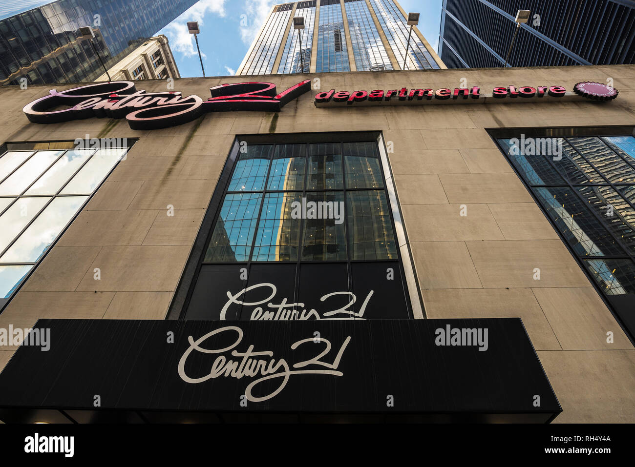 New york century 21 department store hi-res stock photography and ...