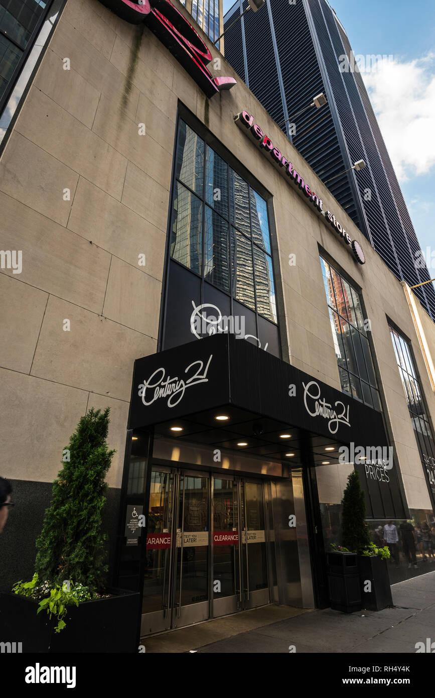 New york century 21 department store hi-res stock photography and ...