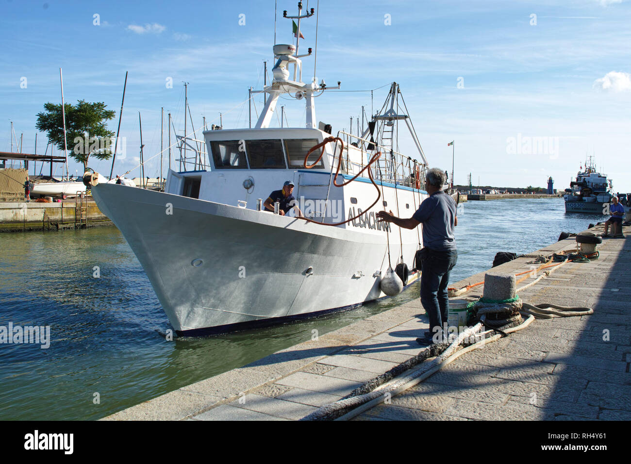Cast off hi-res stock photography and images - Alamy