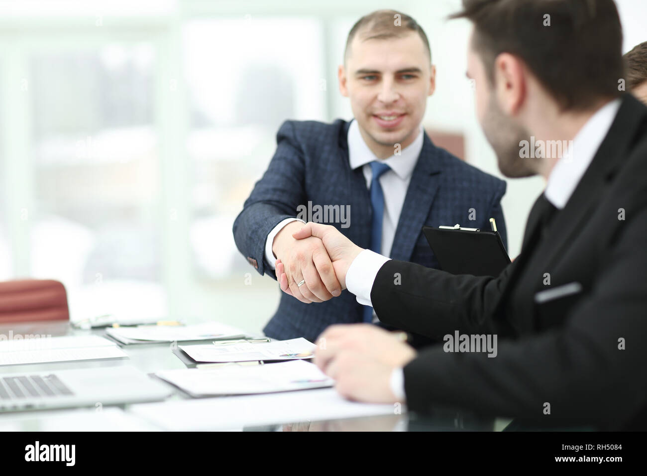 handshake trading partners at the Desk in the office Stock Photo - Alamy