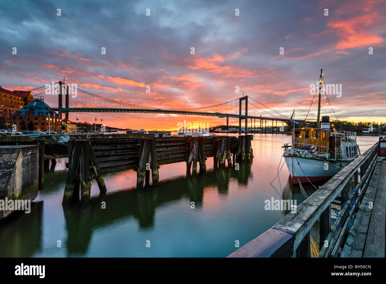 Sunset boat bridge outdoors hi-res stock photography and images - Alamy