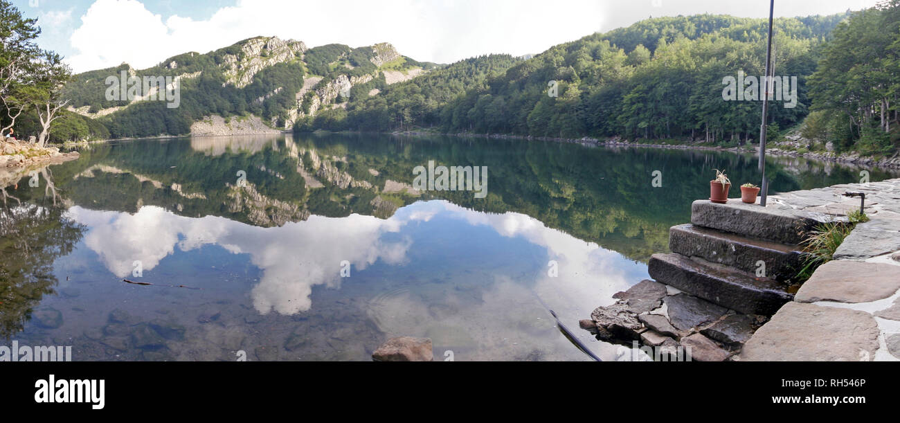 Lago santo hi-res stock photography and images - Alamy