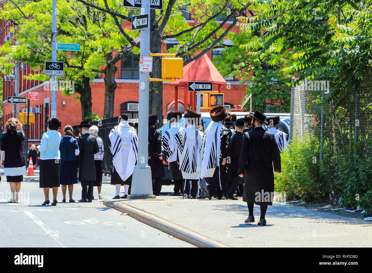 Orthodox Jews Wearing Special Clothes on Shabbat, in Williamsburg ...