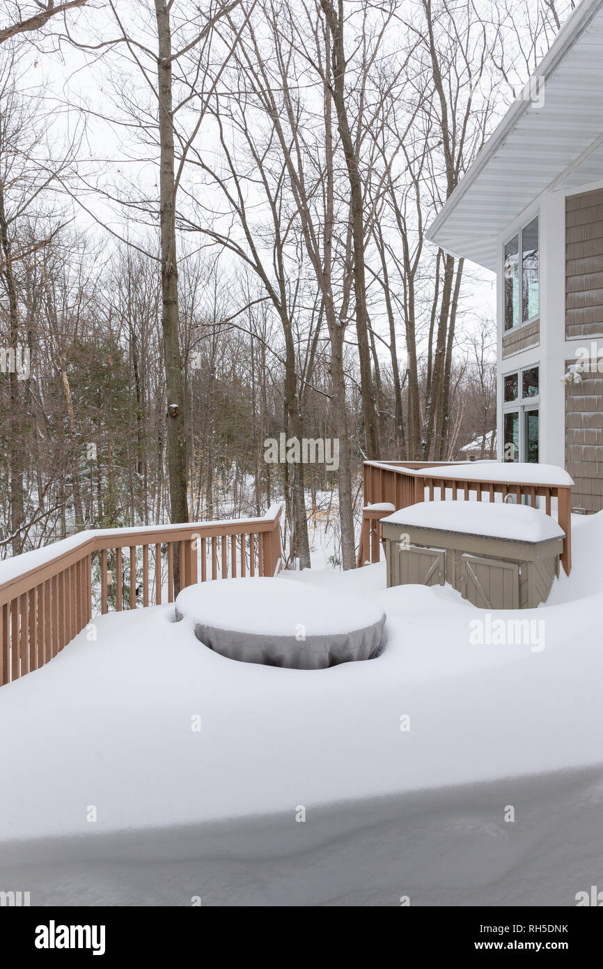 House buried under snow hi-res stock photography and images - Alamy