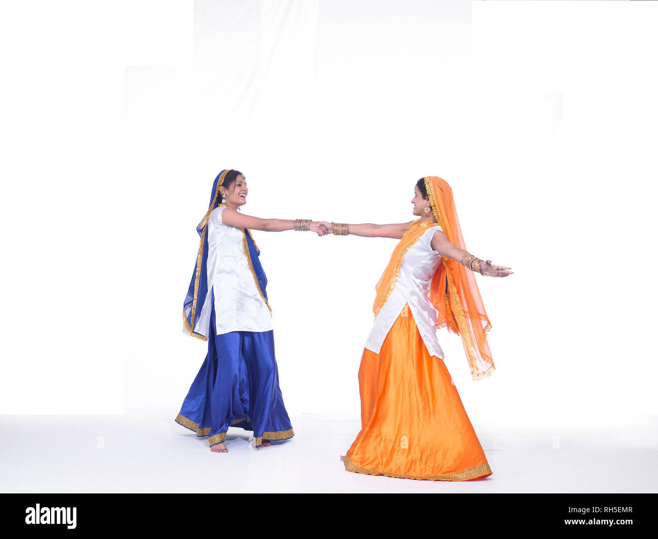 TWO WOMEN DANCING THE BHNAGRA, TWIRLING AROUND Stock Photo - Alamy