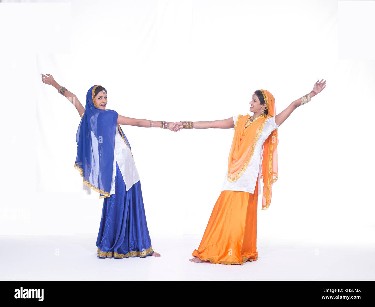 TWO WOMEN DANCING THE BHNAGRA, TWIRLING AROUND Stock Photo - Alamy