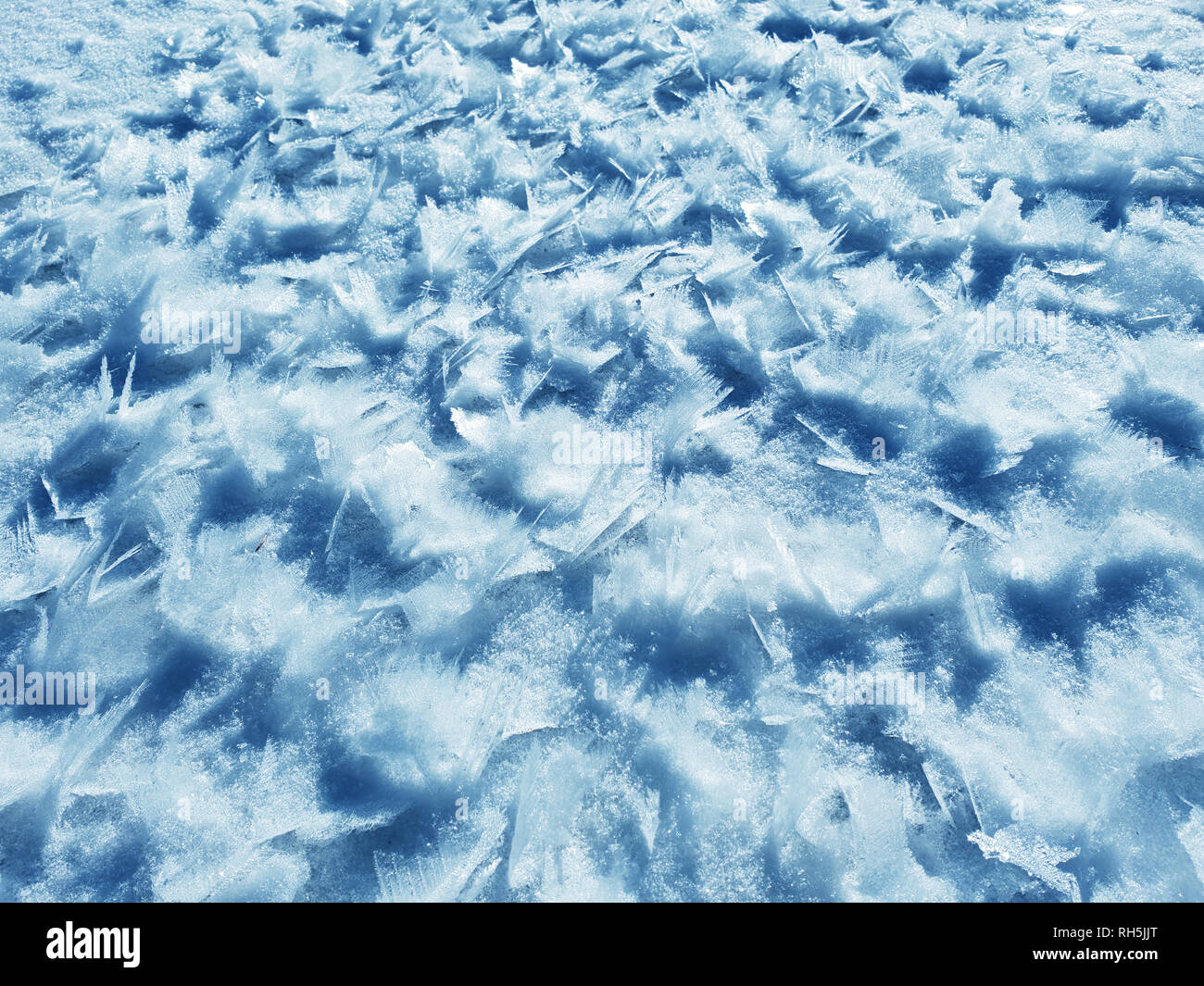 Snow crystal form beautiful snow pattern on frozen icy river Stock ...