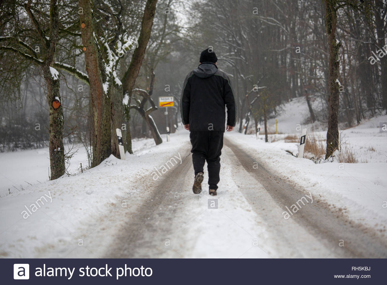 Man walking lonely road hi-res stock photography and images - Alamy