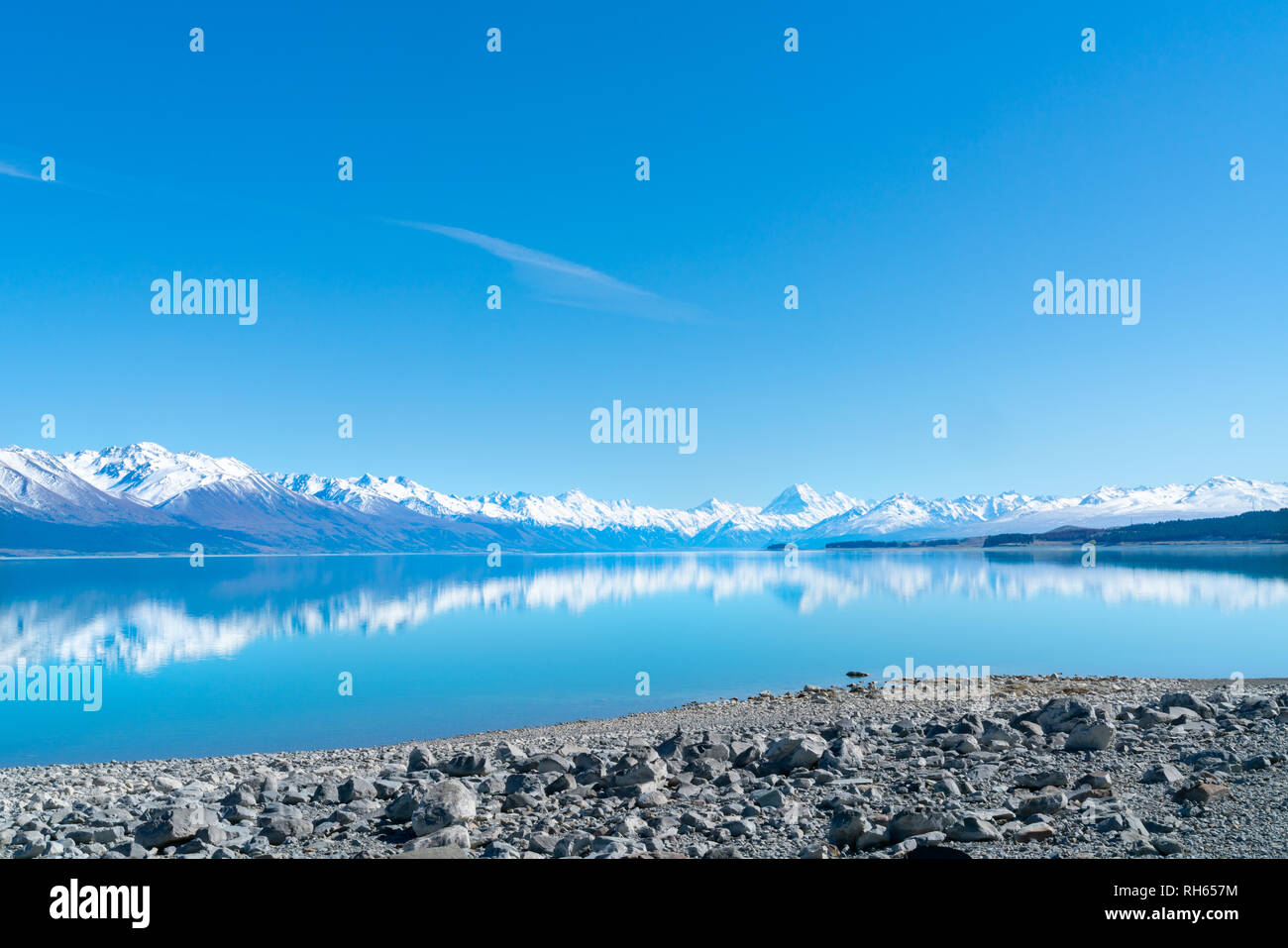 Scenic Lake Pukaki in Mackenzie Basin turquoise water backed by snow ...