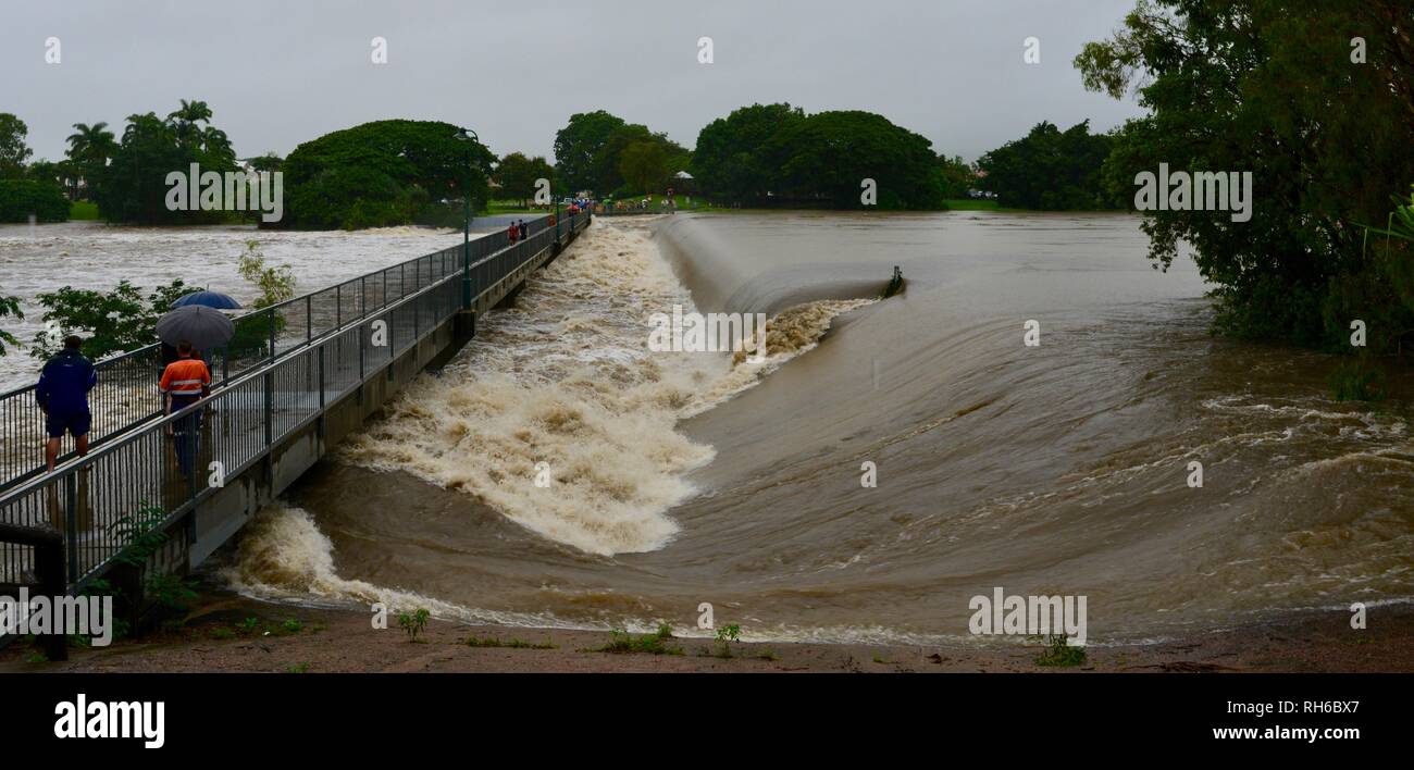 Crowds of people watching the Ross River flood at Aplin's weir ...