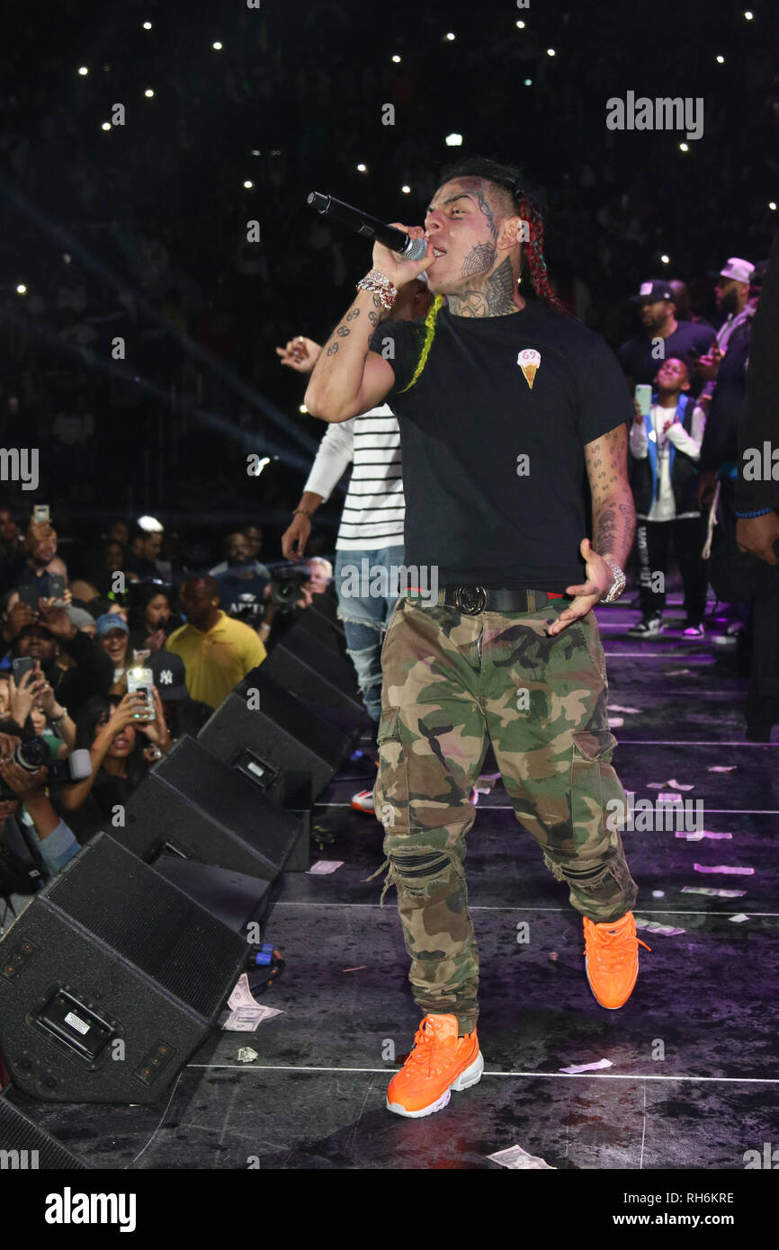 Drugs and guns hi-res stock photography and images - Alamy