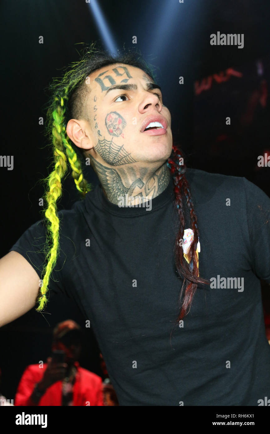 Drugs and guns hi-res stock photography and images - Alamy