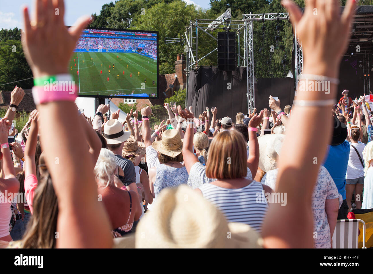 Crowd cheering hi-res stock photography and images - Alamy
