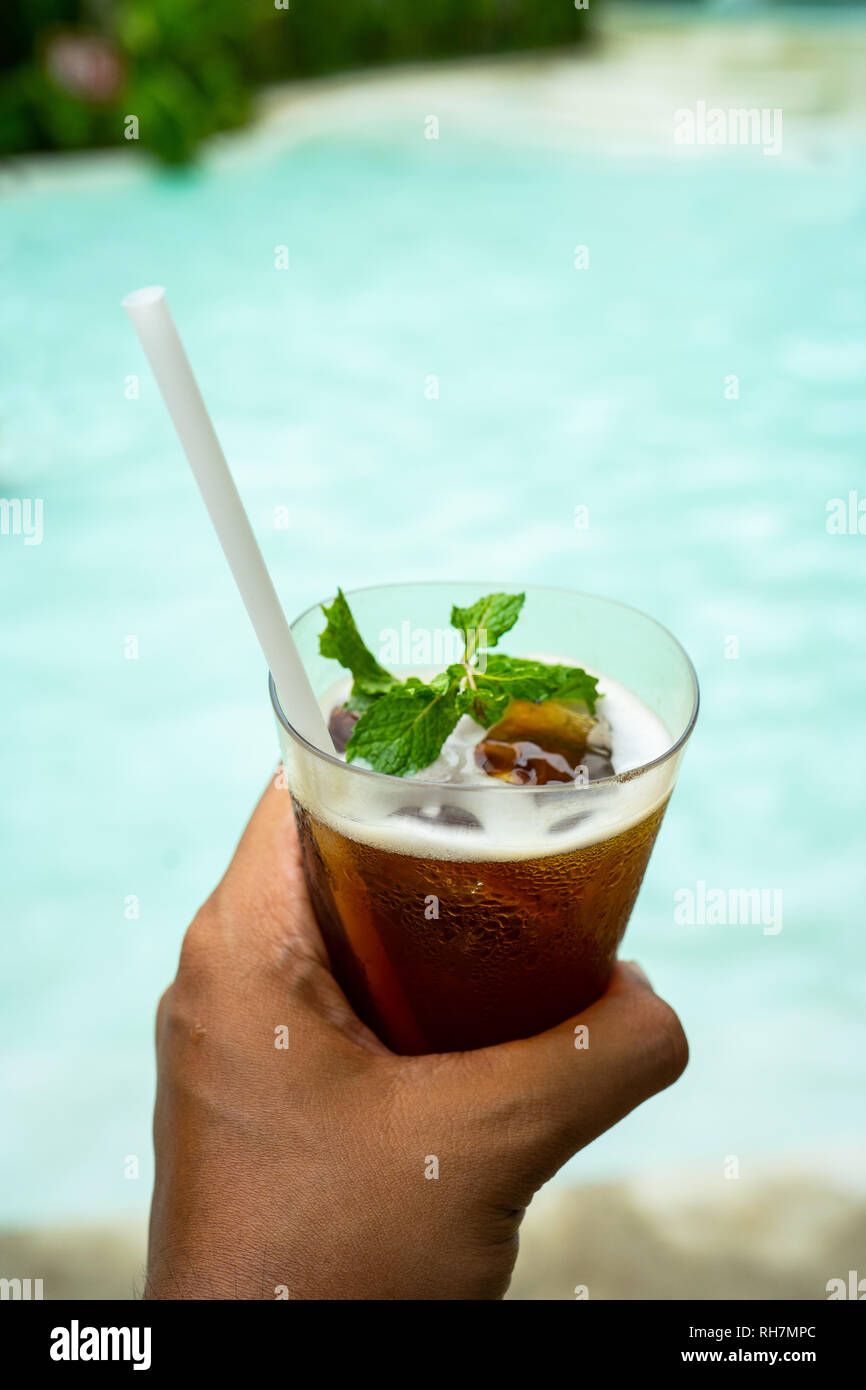 Hands and ice cube hi-res stock photography and images - Alamy