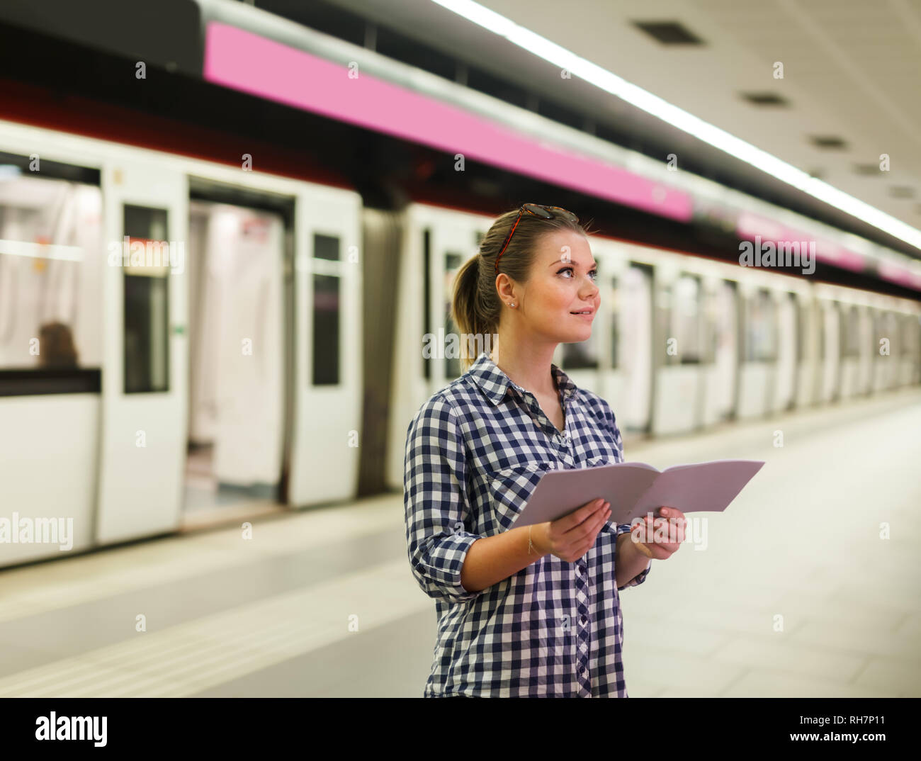 Girl reading subway map hi-res stock photography and images - Alamy
