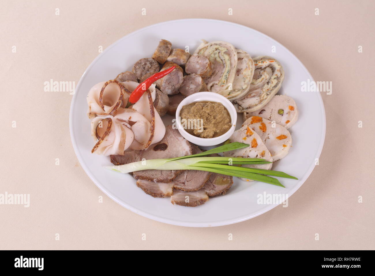 Spring onions on tray hi-res stock photography and images - Alamy
