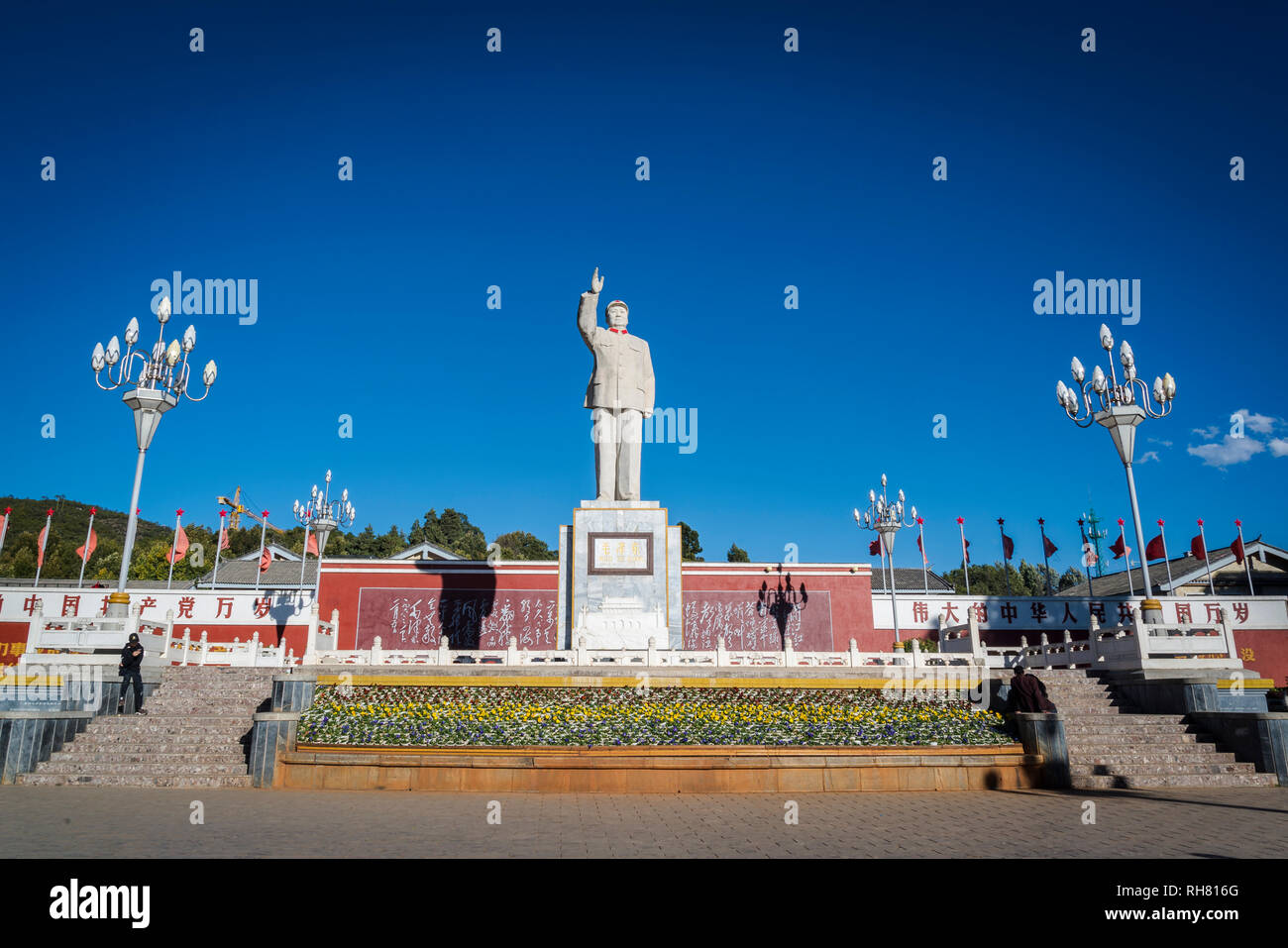 Mao Zedong statue, Red Sun Square, Lijiang, Yunnan province, China ...
