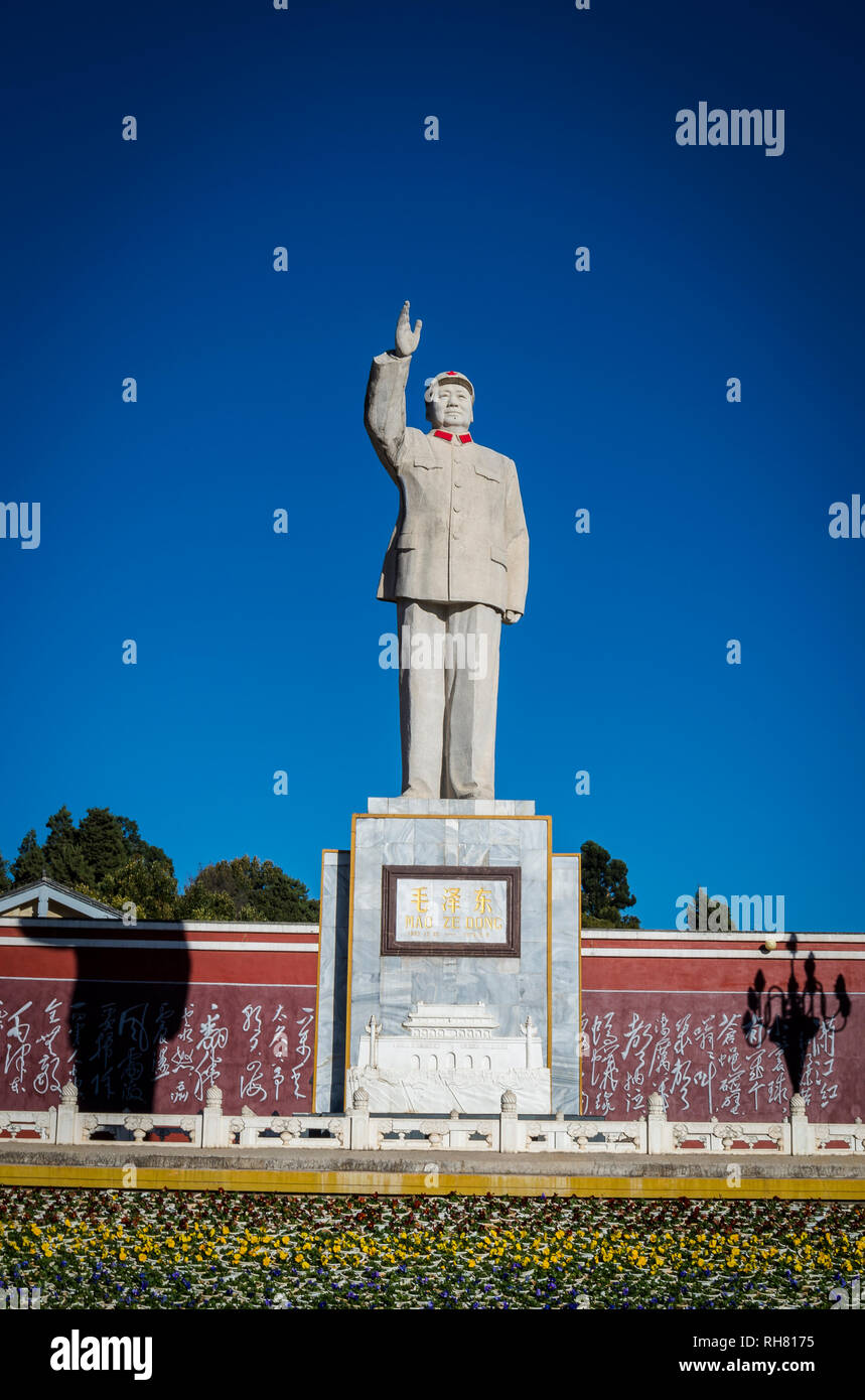 Mao Zedong statue, Red Sun Square, Lijiang, Yunnan province, China ...