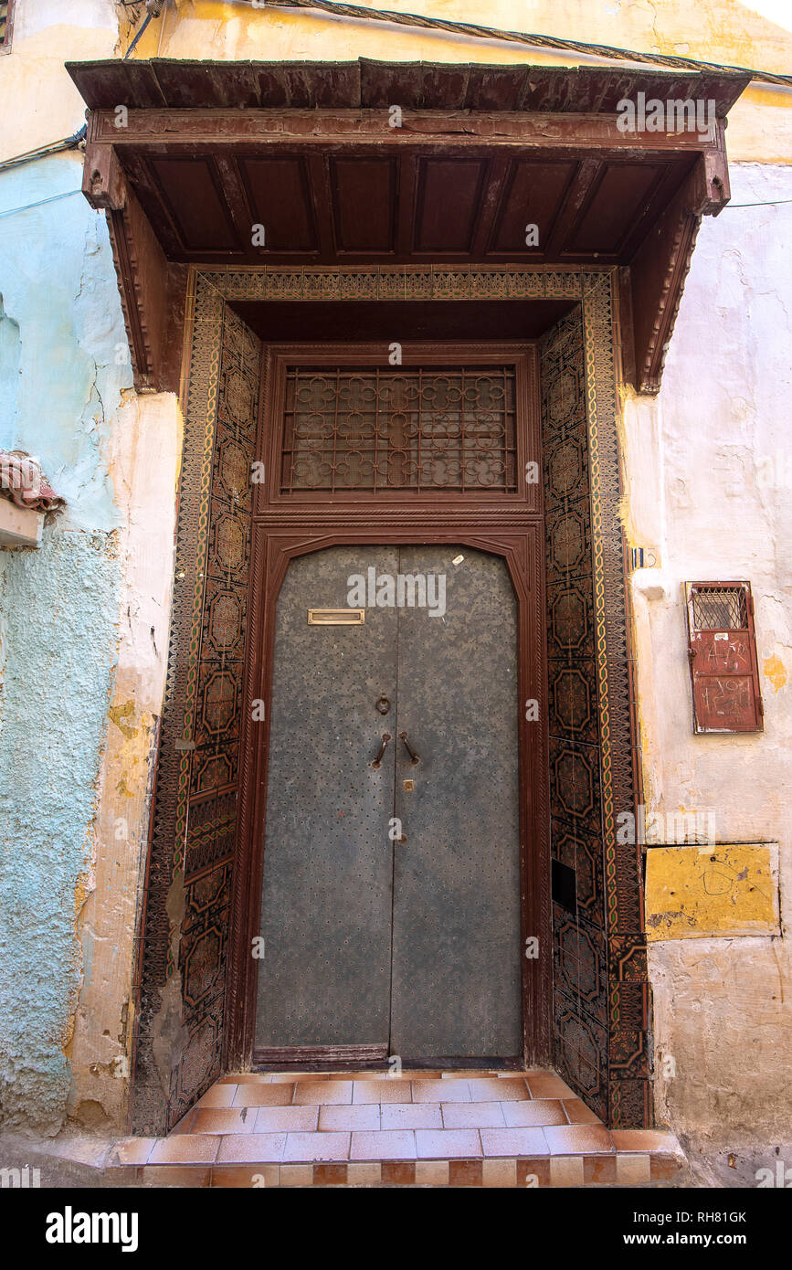 Wooden door arch ornate design hi-res stock photography and images - Alamy
