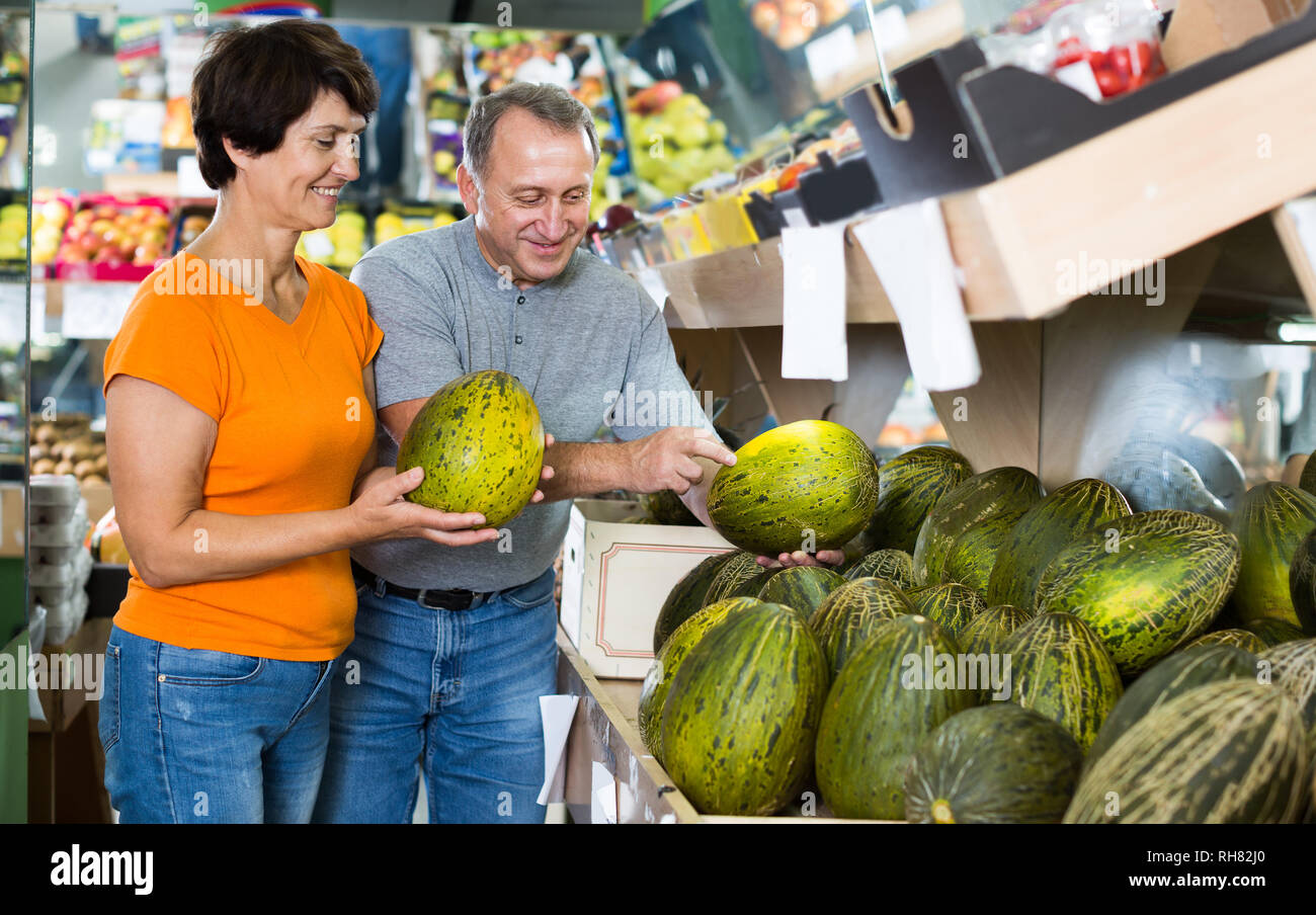 Man choosing melon in supermarket hi-res stock photography and images ...