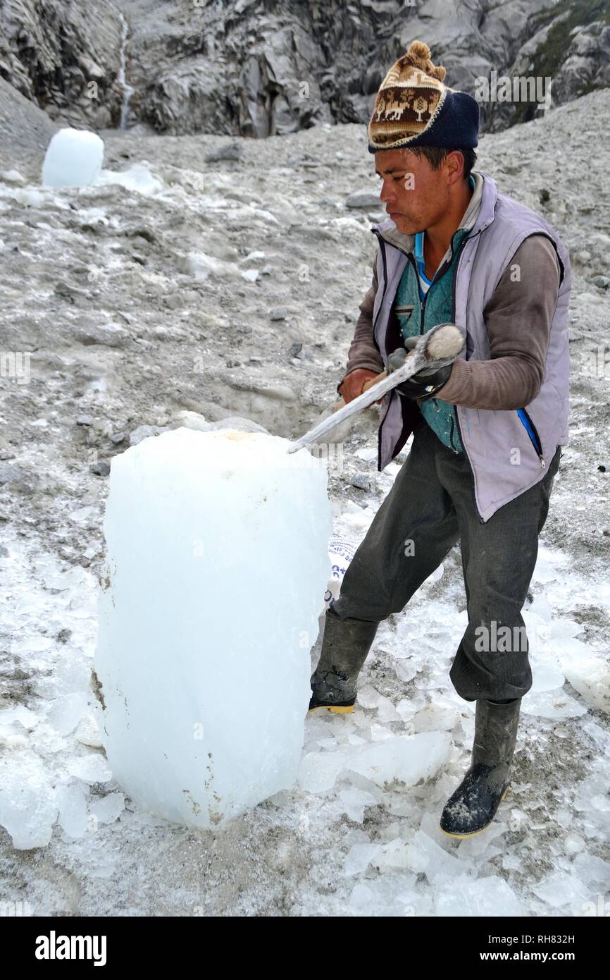 Extraction of ice in the glacier cirque of Huandoy peak - National park ...