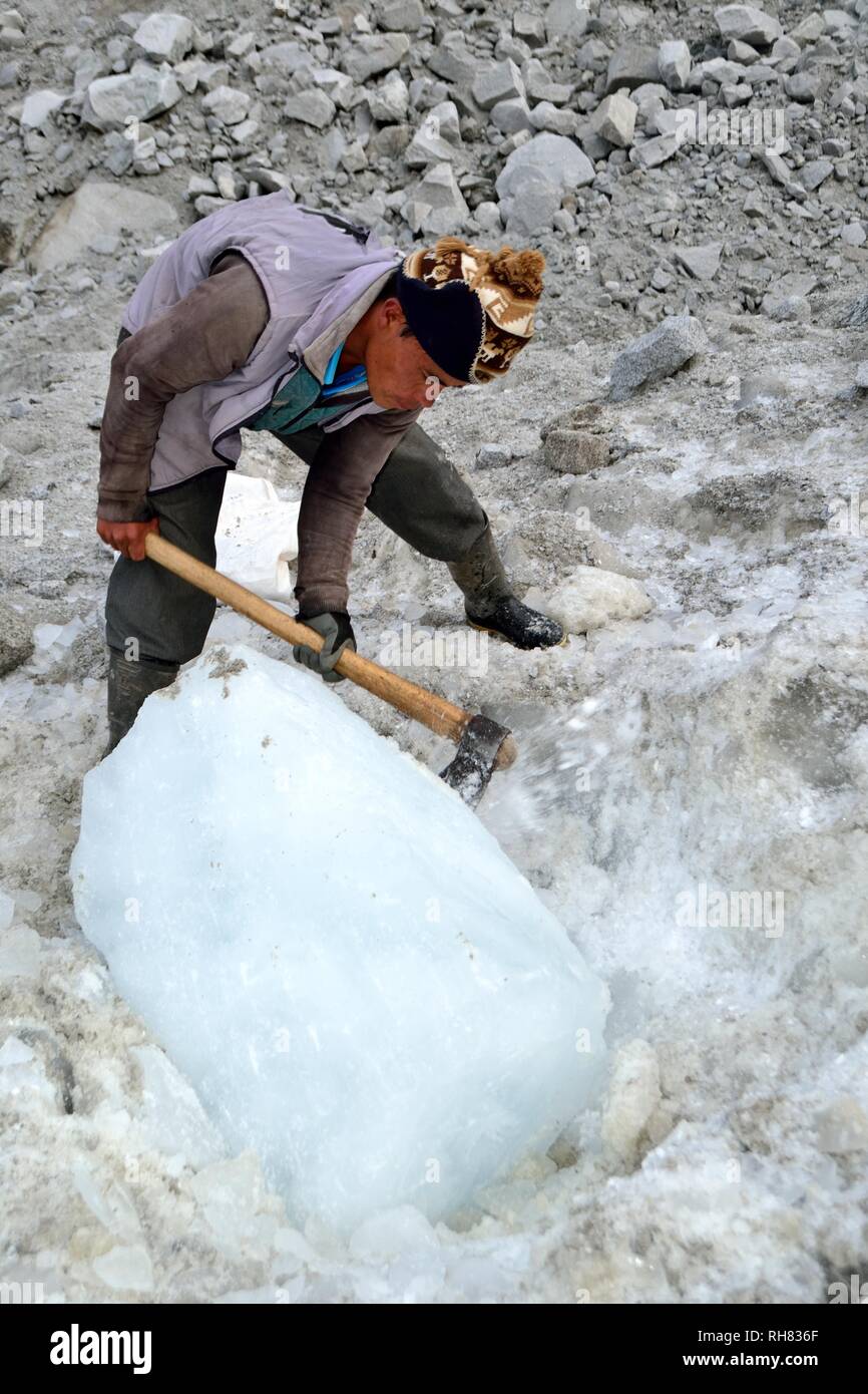 Extraction of ice in the glacier cirque of Huandoy peak - National park ...