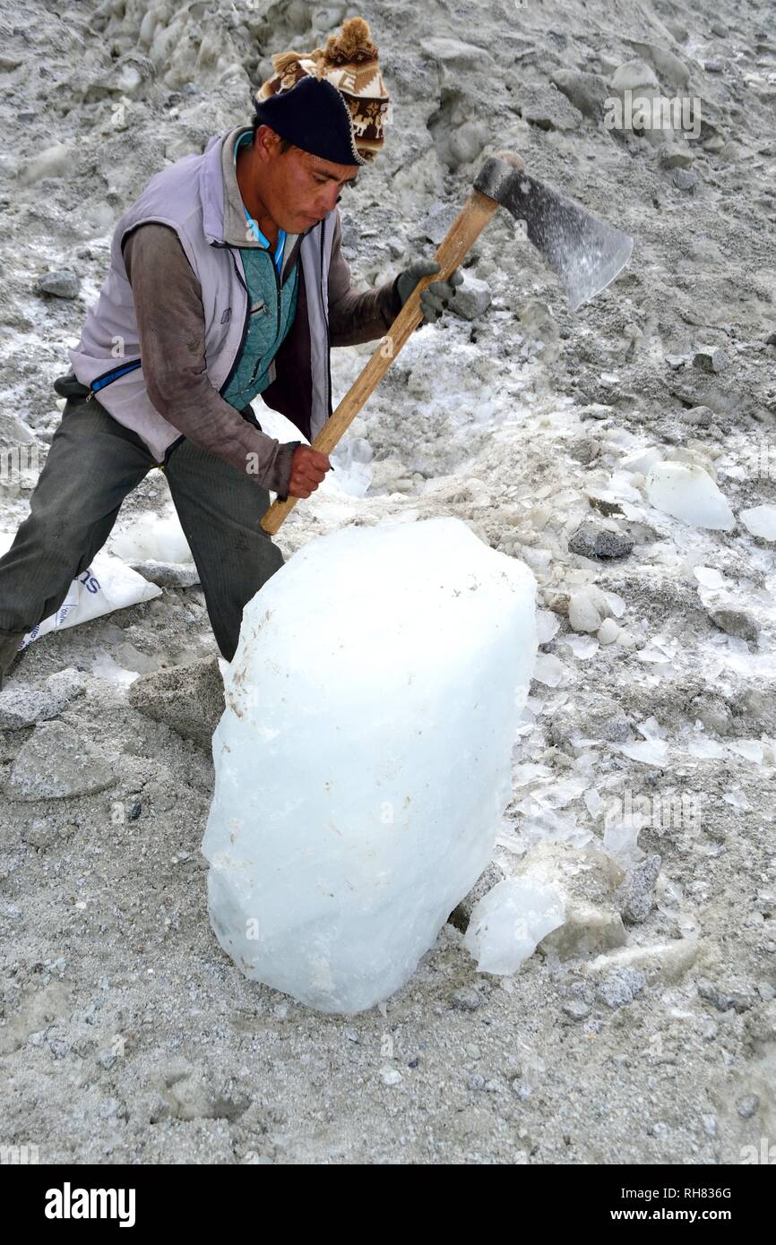 Extraction of ice in the glacier cirque of Huandoy peak - National park ...