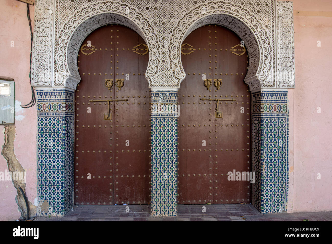 Moroccan doors hi-res stock photography and images - Alamy