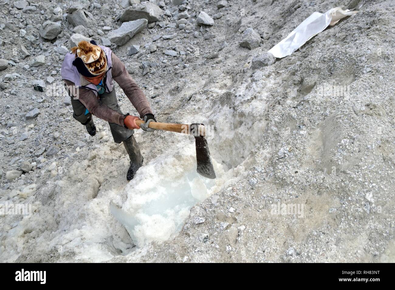 Extraction of ice in the glacier cirque of Huandoy peak - National park ...