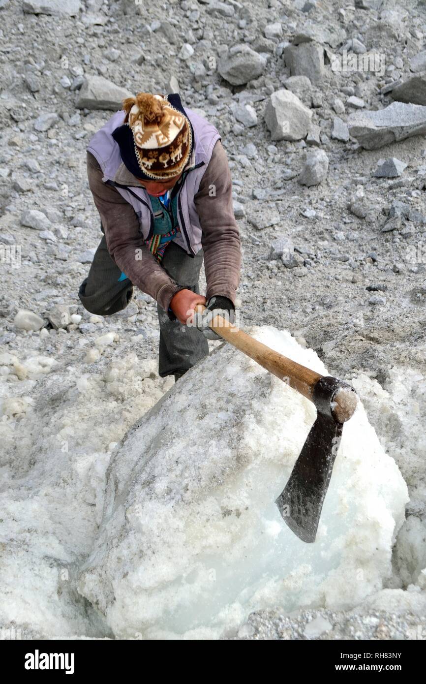 Extraction of ice in the glacier cirque of Huandoy peak - National park ...