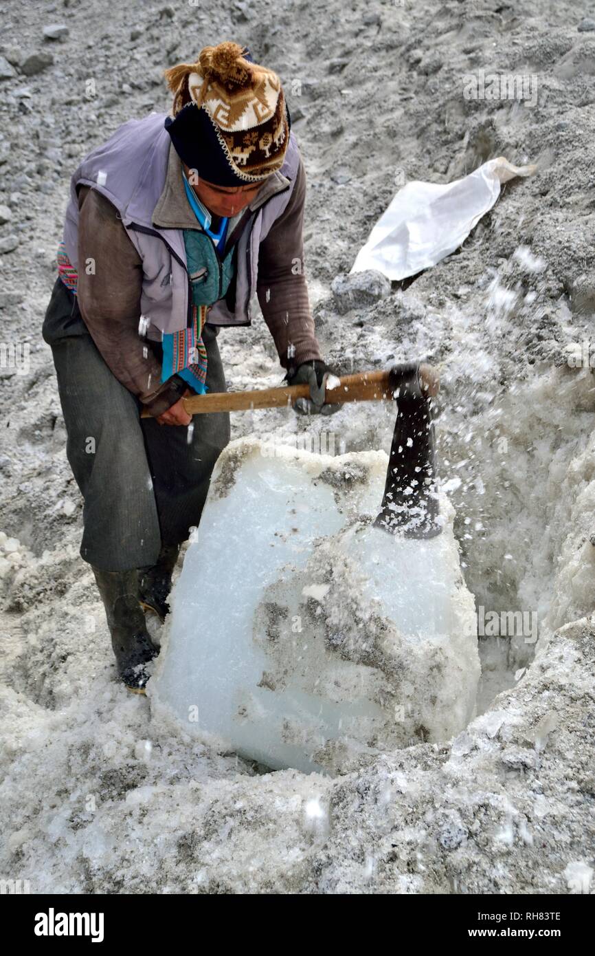 Extraction of ice in the glacier cirque of Huandoy peak - National park ...