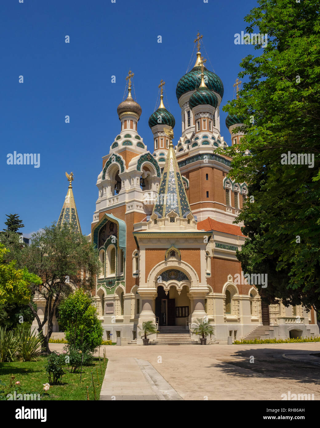 Cathedrale orthodoxe russe st nicolas hi-res stock photography and ...